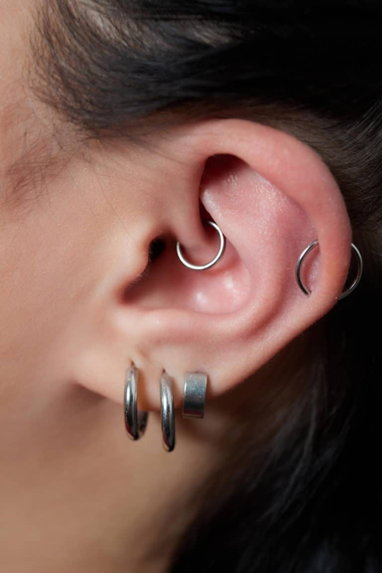 Découvrez les tendances du piercing conch chez Obsidian Piercing